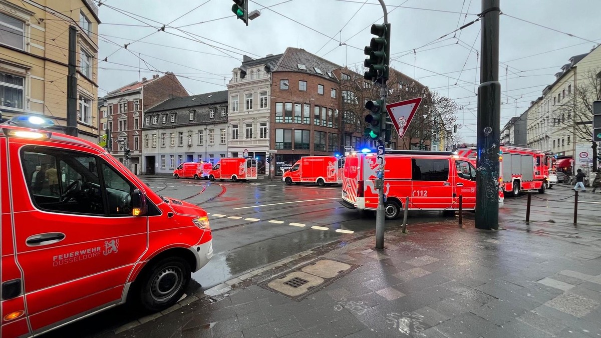 Düsseldorf-Bilk: Fassadenteile von Gebäude gelöst? Großeinsatz für die ...