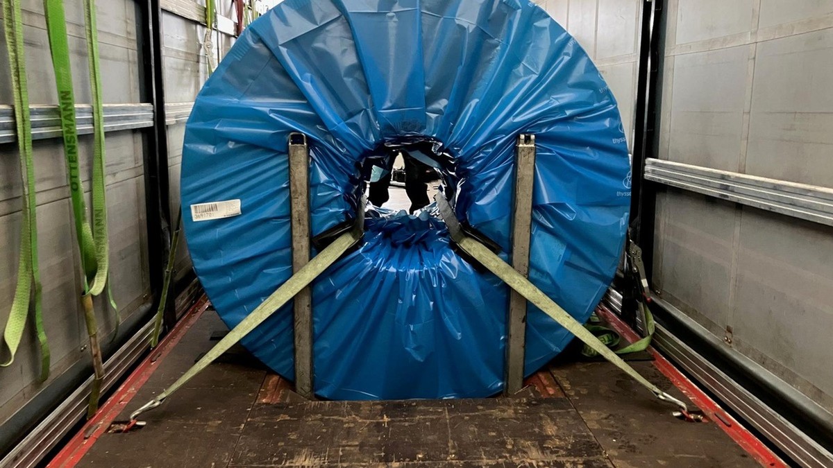 Mercedes Sprinter fährt heillos überladen durch Duisburg