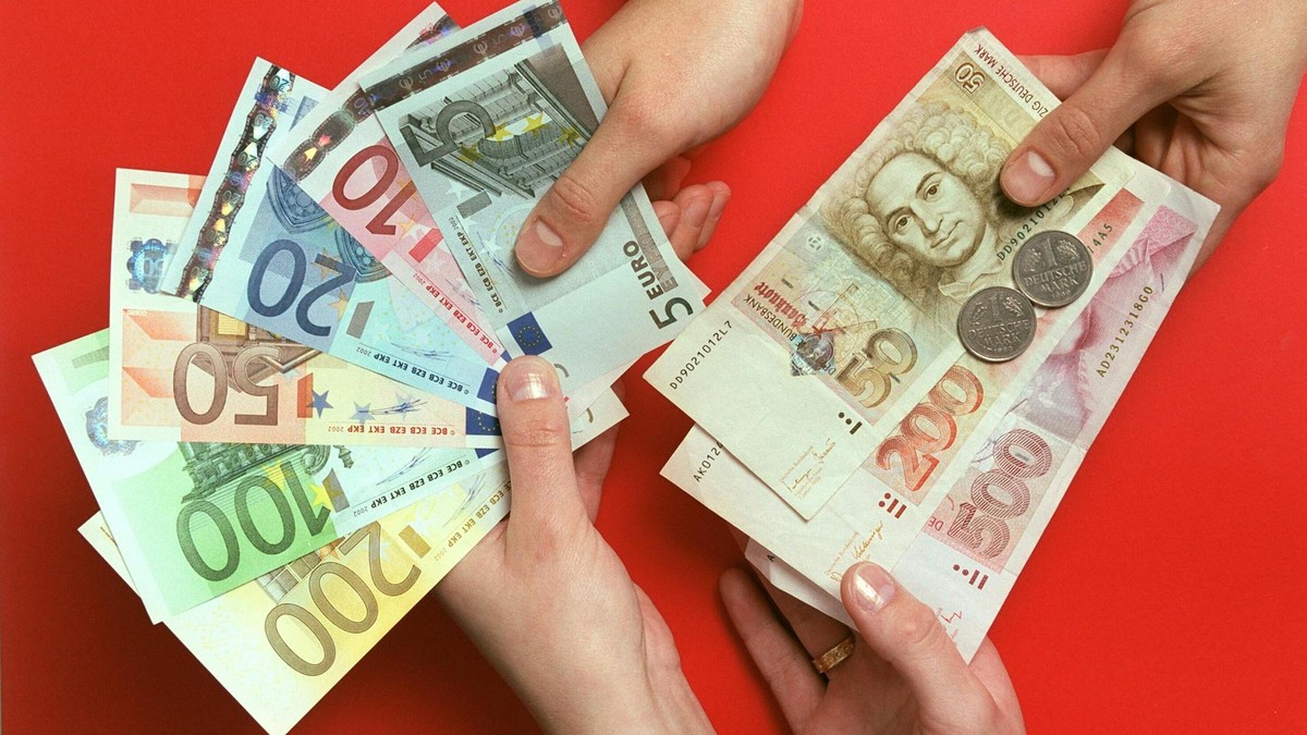 Auch in den Sauerländer Schubladen schlummern noch D-Mark-Scheine und ...