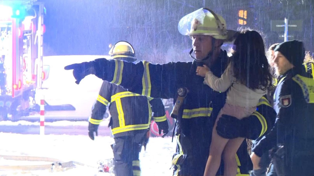 Feuerwehr Hamburg: Brand in Lurup – Anwohner von Balkon gerettet