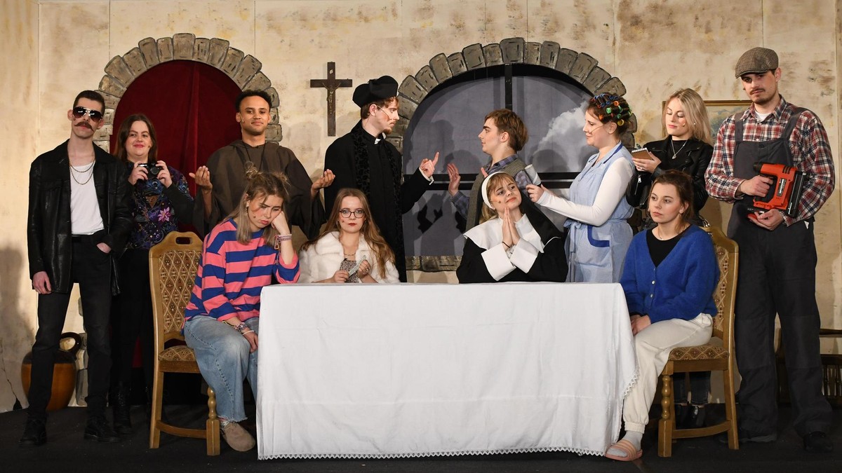 Winterstück im Sauerland: Juwelen-Priester begeistert mit skurrilen ...