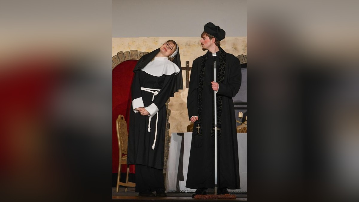 Winterstück im Sauerland: Juwelen-Priester begeistert mit skurrilen ...