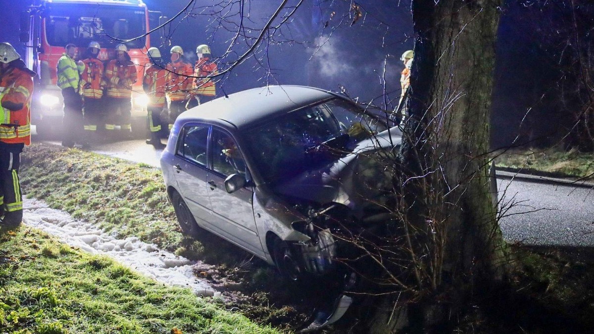 Kollision mit Baum: Schwerer Verkehrsunfall zwischen Klein Gleidingen ...