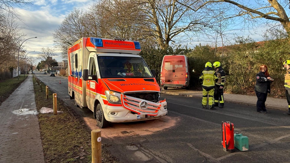 Rettungswagen der Salzgitter AG stößt mit Transporter zusammen