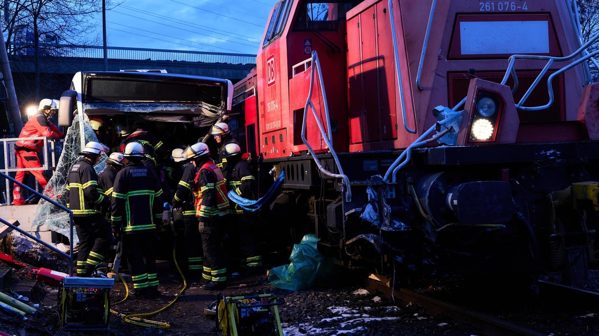 Zug rammt HVV-Bus – 19-Jährige stirbt bei tragischem Unfall in Hamburg