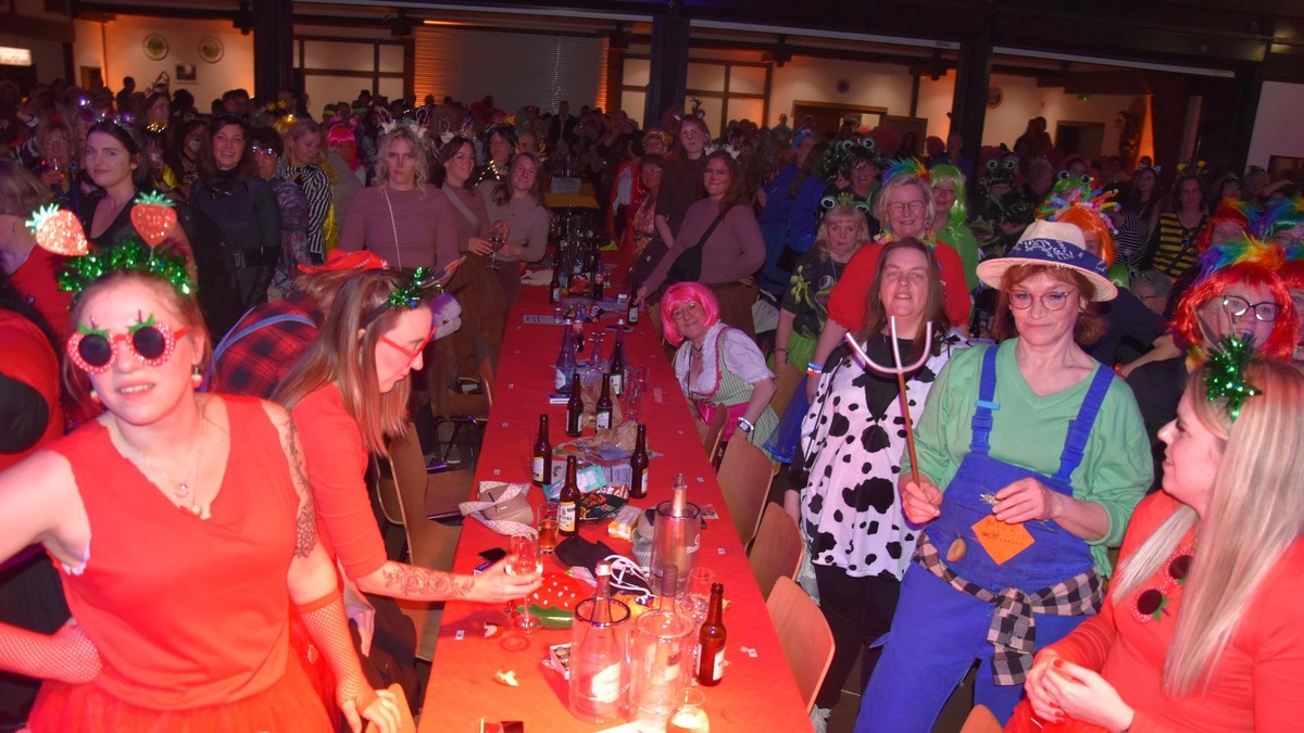 Menden: Unbekannter rammt geparkten Pkw und flüchtet – 2000 Euro Schaden