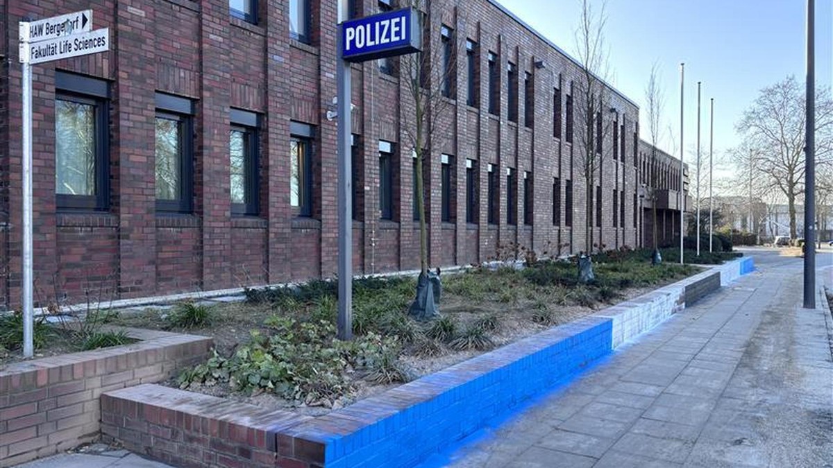 Besonders dreist: Sprayer beschmieren Polizeiwache in den HSV-Farben