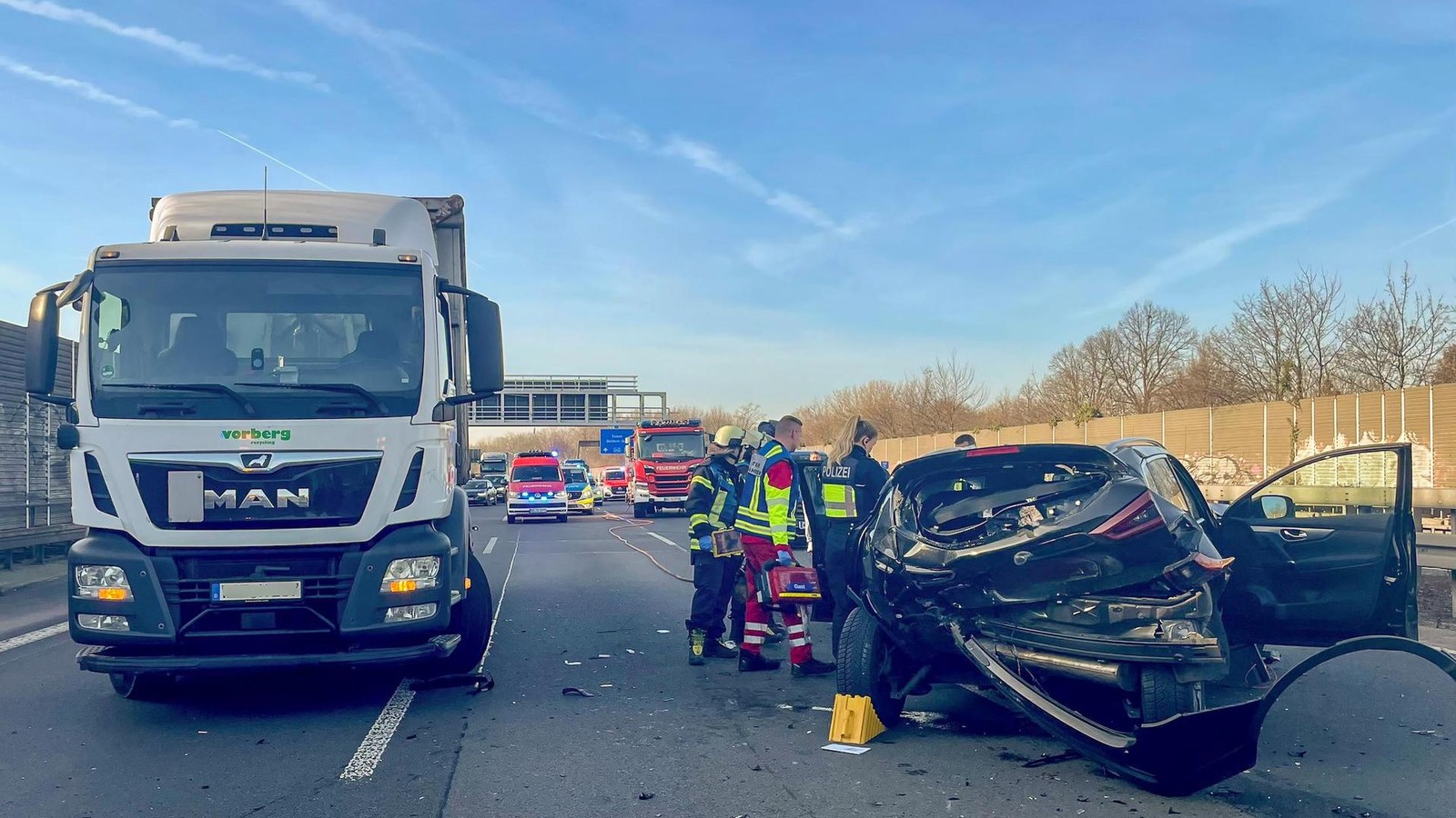 Unfall auf der A448 bei Bochum und Witten: Feuerwehr rettet eine Person