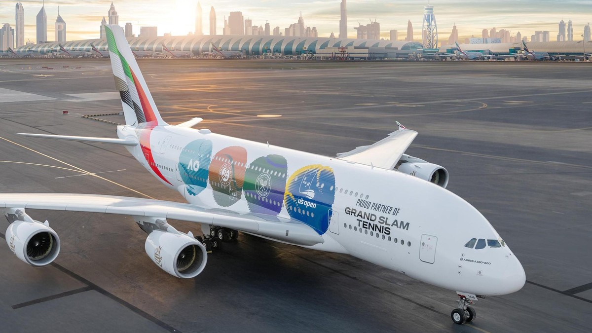 Lufthansa verpasst A380 neuen Look – auch Emirates zeigt neuen Riesen ...