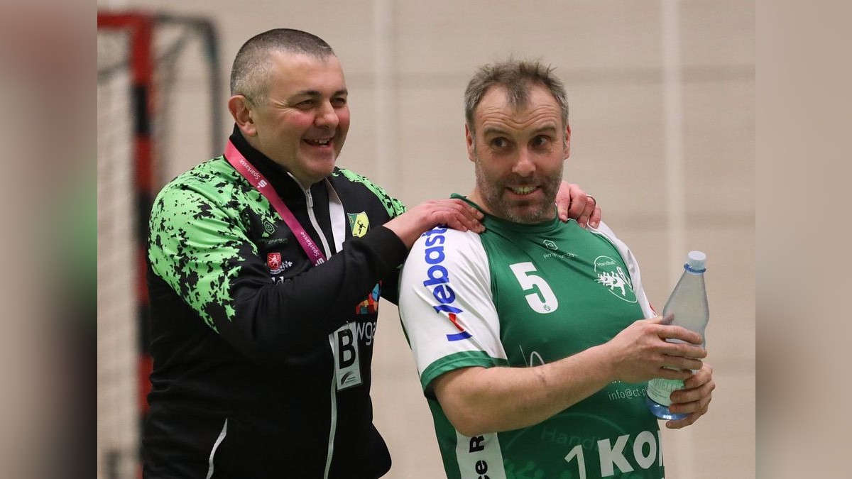 Derby hinter der Glasscheibe: Apoldas Trainer Toskoski zur Pause verdammt