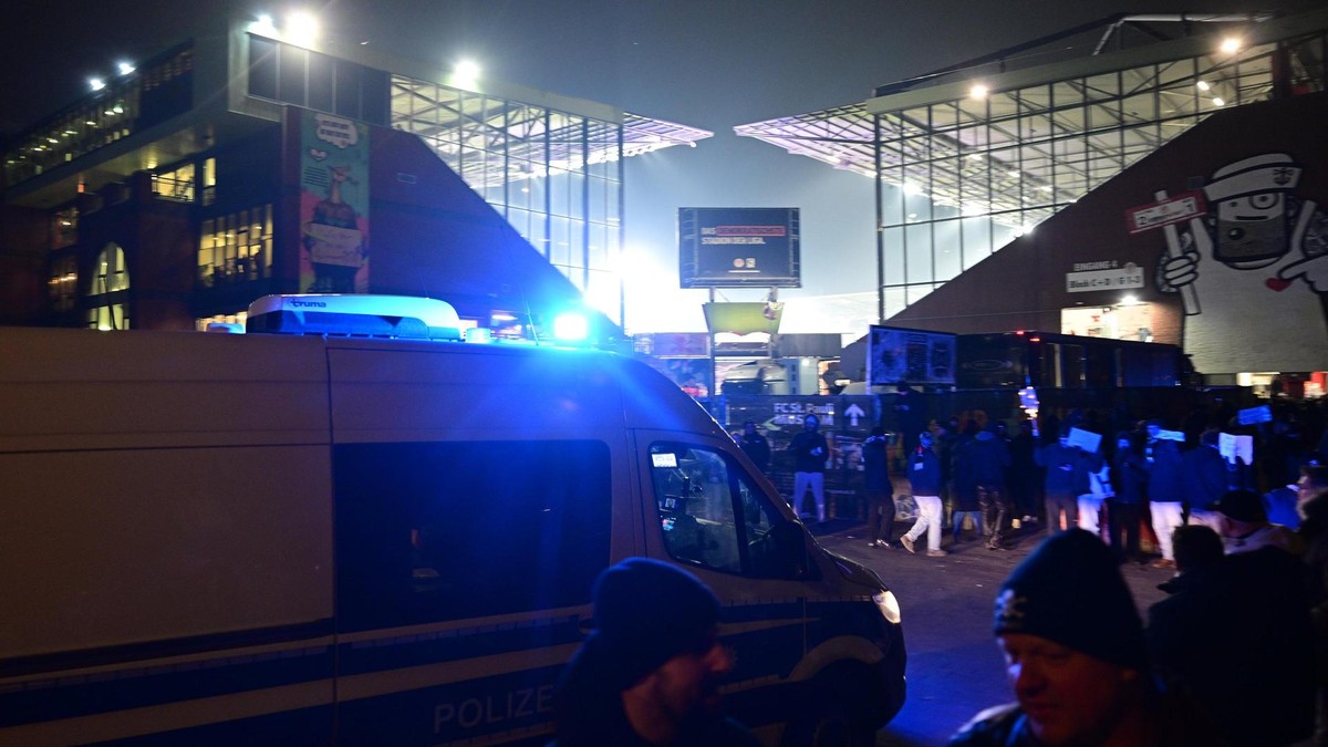 FC St. Pauli: „ACAB“-Schriftzug in Kabine – Hamburger Polizei reagiert ...