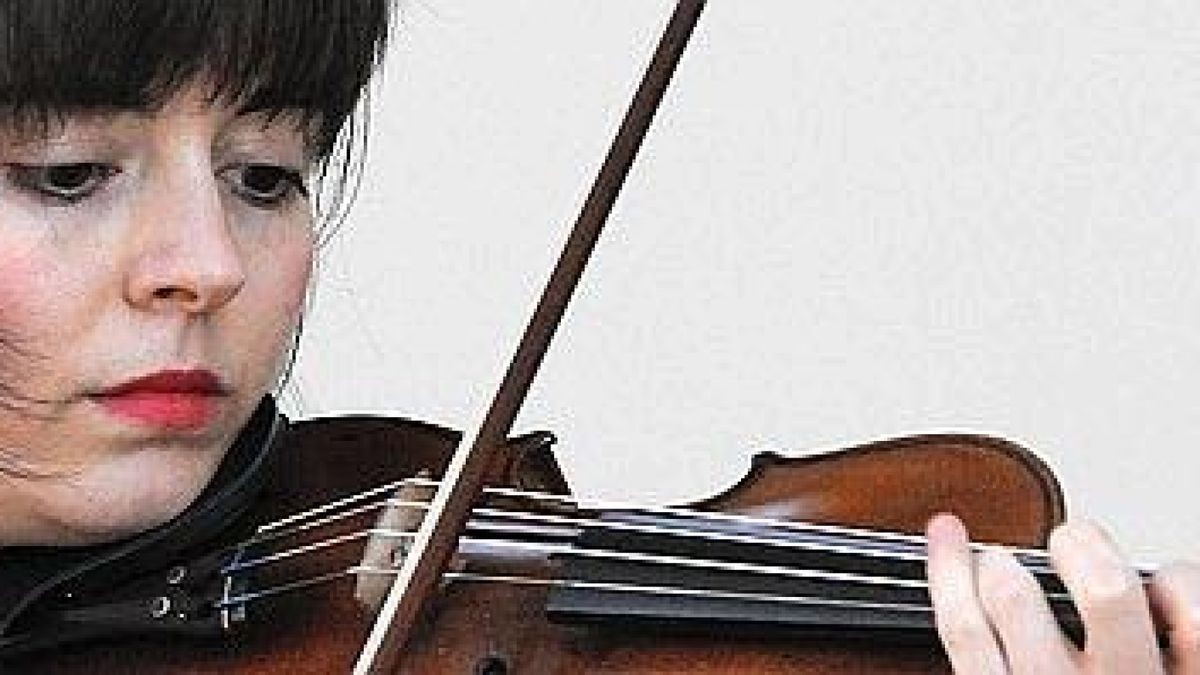 Sägender Zug im Klang-Nieselregen