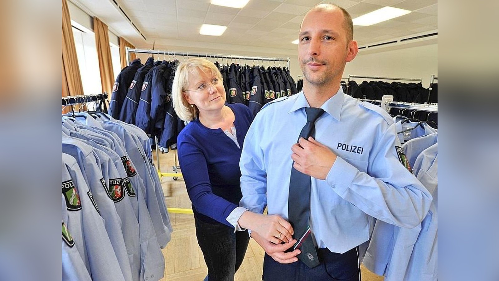 Neue Polizeiuniform - die größte Anprobe in Essen
