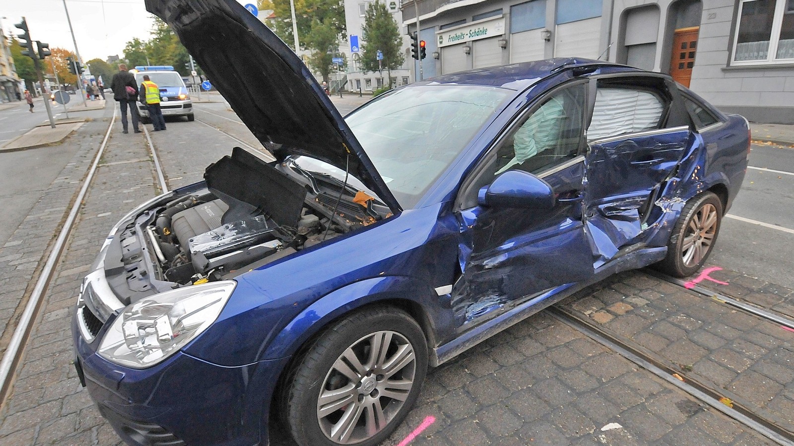 Straßenbahn kollidiert mit PKW