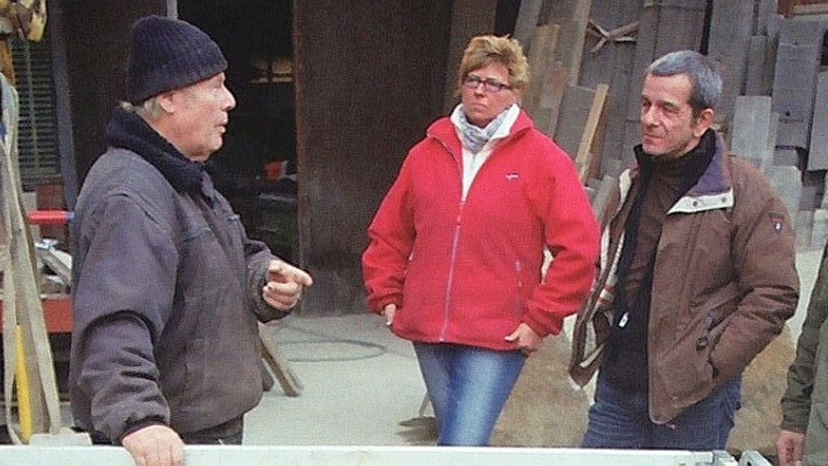 Die Stele steht und mahnt