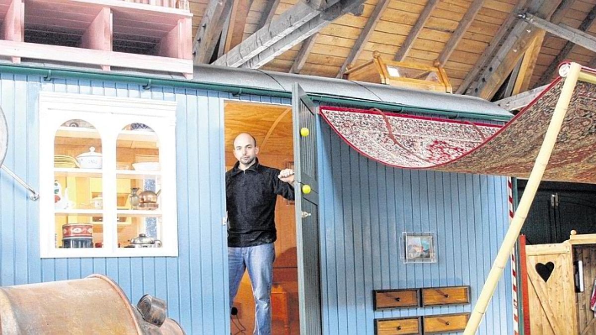 Peter Lustig öffnet Schatztruhe