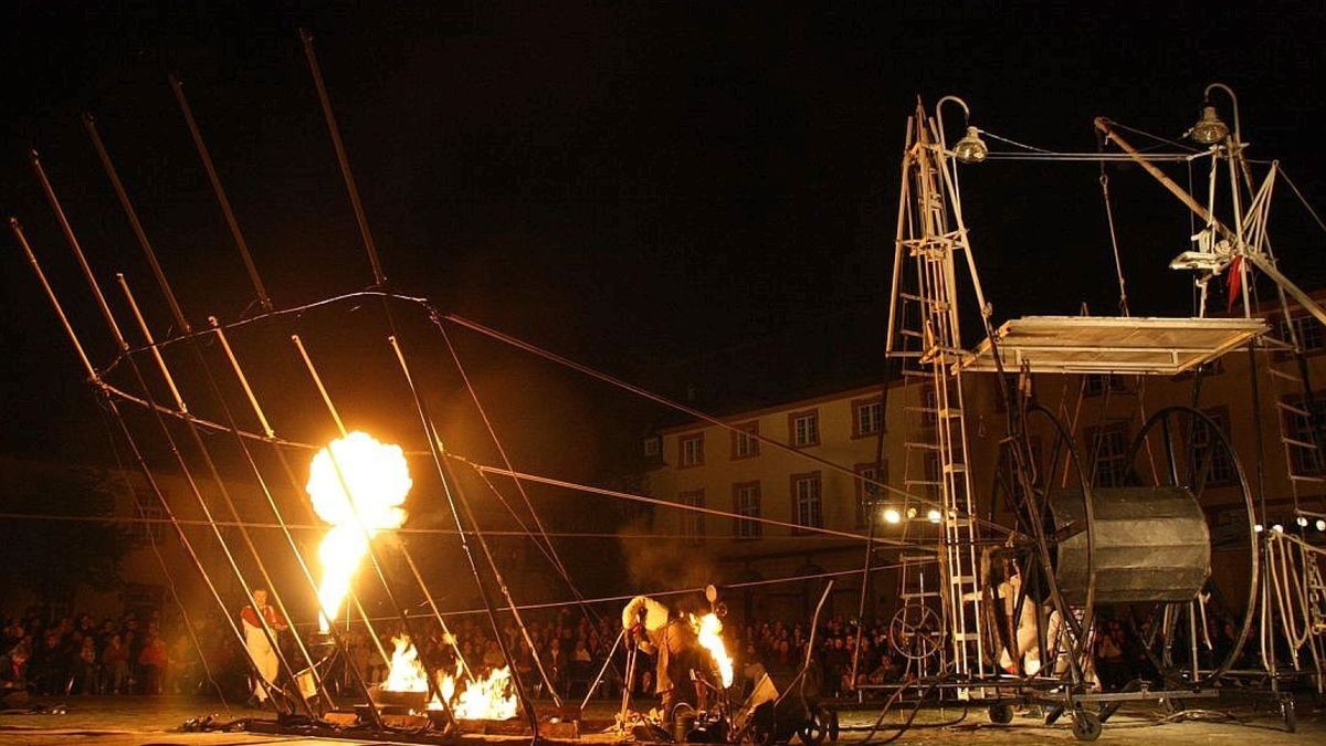 Straßentheater Titanick fesselt mit Spektakel vom Untergang der Titanic