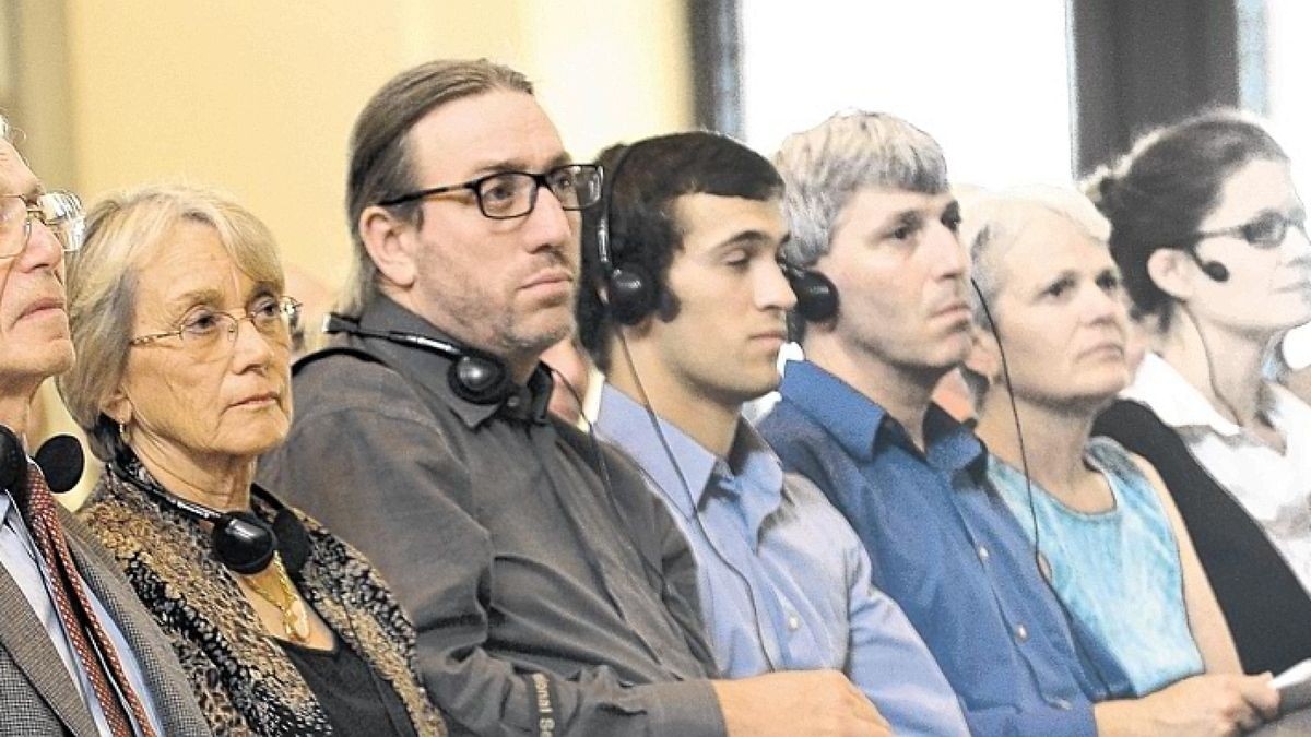 Drei Generationen der Familie Löwenstein besuchen Essen