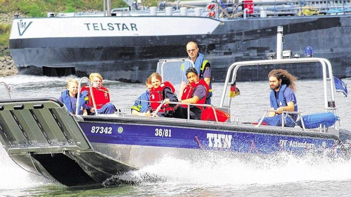 Mit dem THW-Boot auf dem Rhein