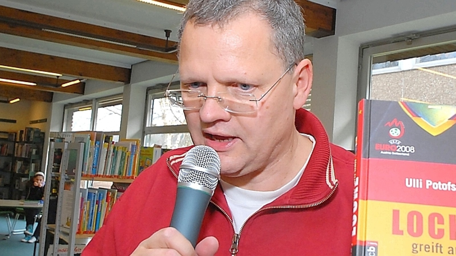 Ulli Potofski liest im Baumhaus aus seinem Fußball-Abenteuerbuch