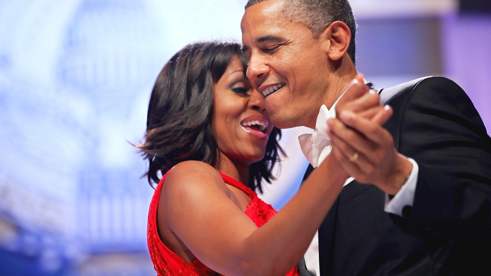 Michelle Obama in flammendem Rot und mit neuem Pony