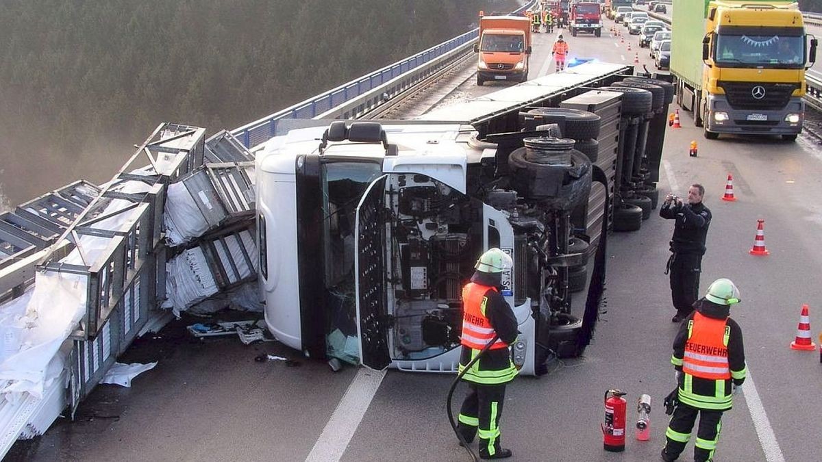 Sattelzug kippt auf A45 um