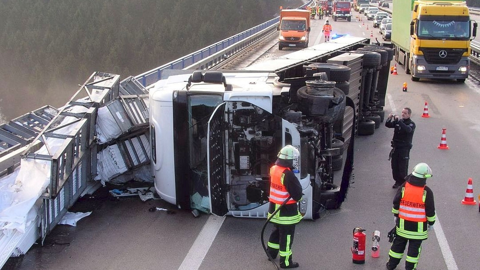 Sattelzug kippt auf A45 um