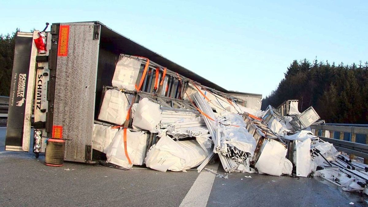 Sattelzug kippt auf A45 um