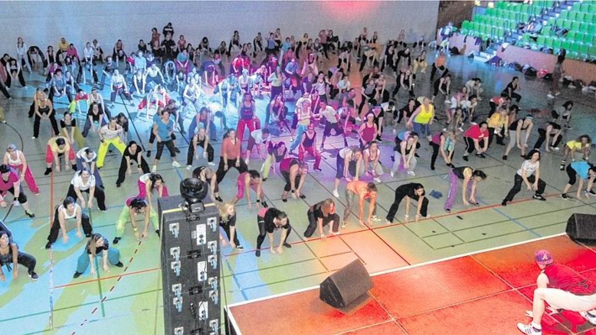 Schweißtreibende Zumba-Show in der RWE-Sporthalle