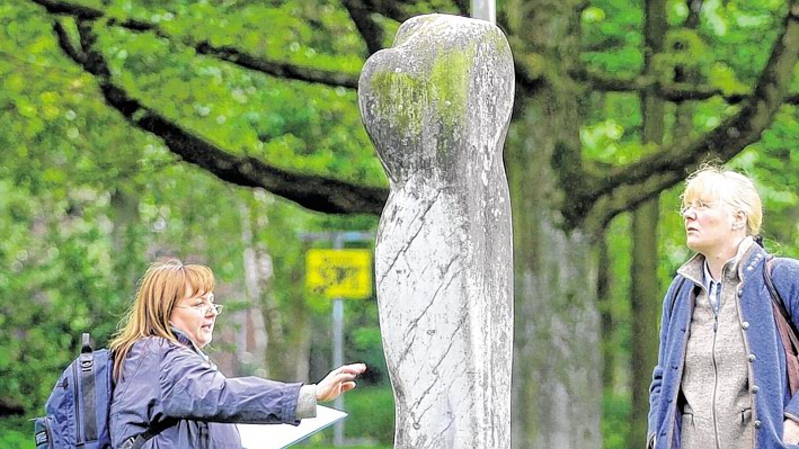 Im Schlosspark trifft Skulptur auf Natur