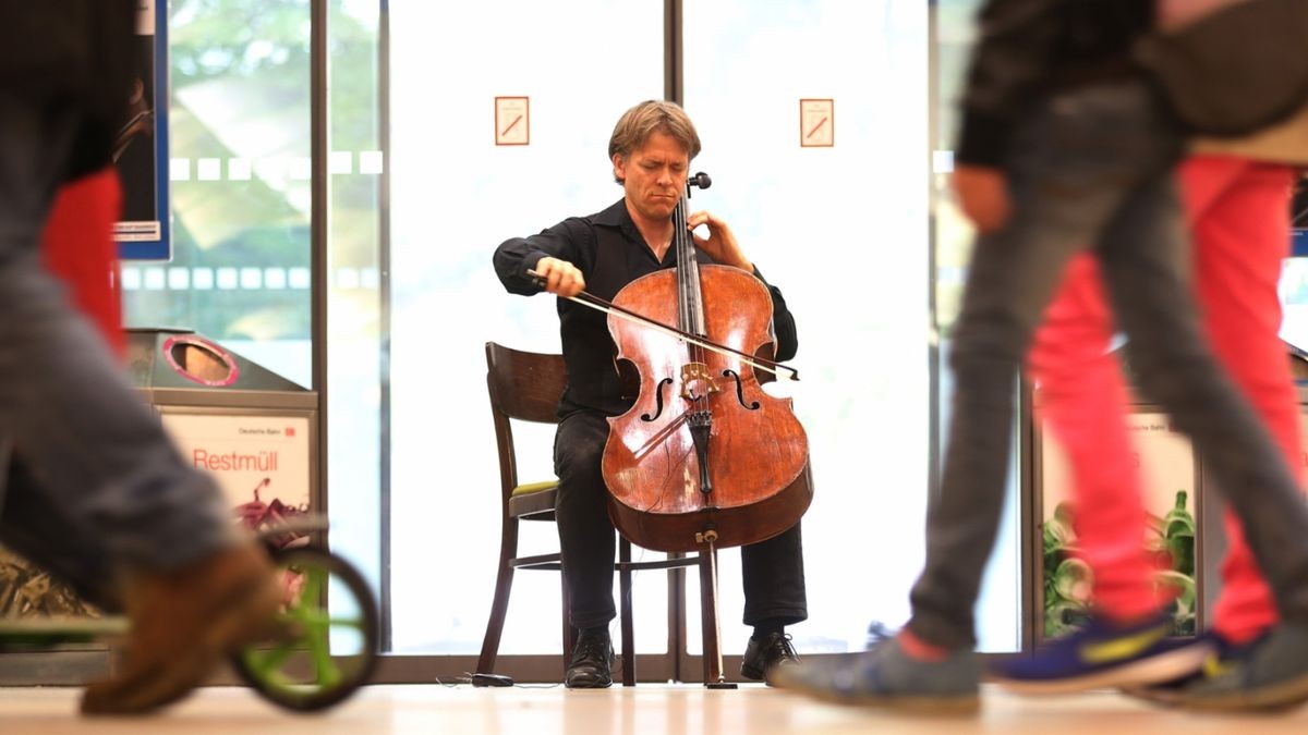 Warum Star-Cellist Alban Gerhardt Bach am Bahnhof spielt