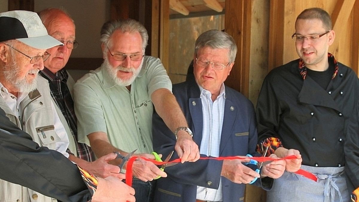 Vier Köhler-Veteranen eröffnen neues Backhaus am Meiler
