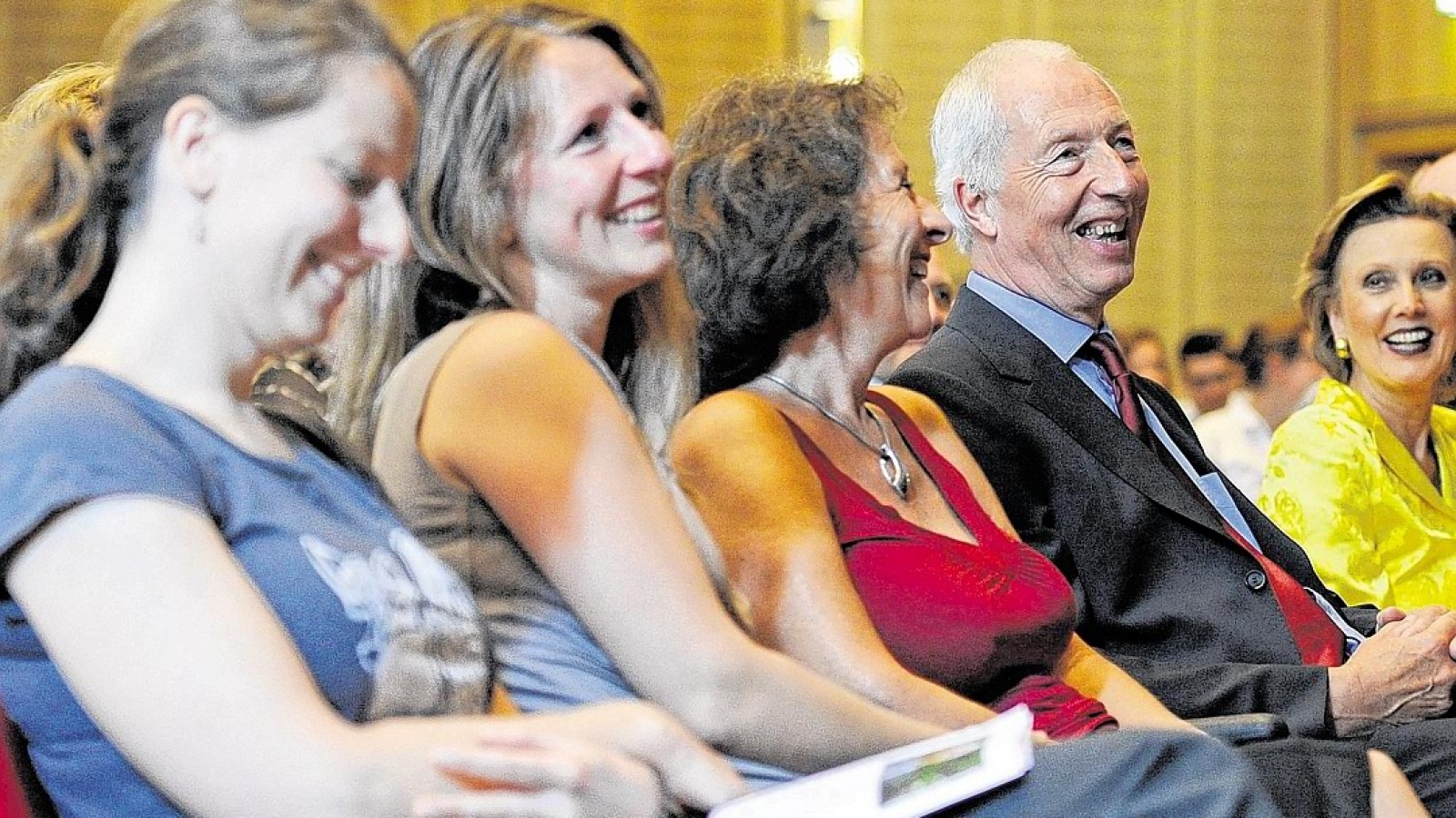 König Claus I. tritt ab