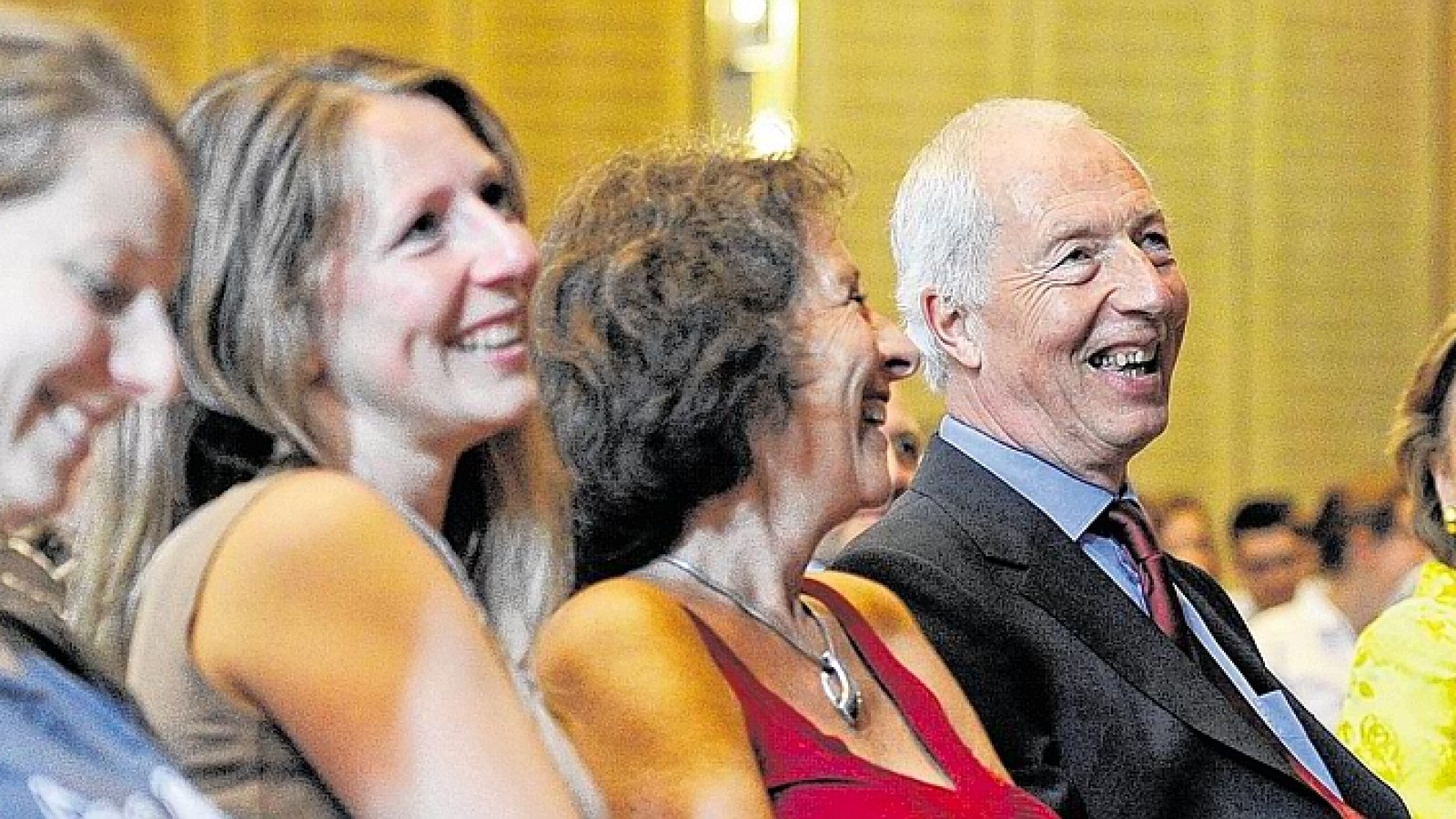 König Claus I. tritt ab