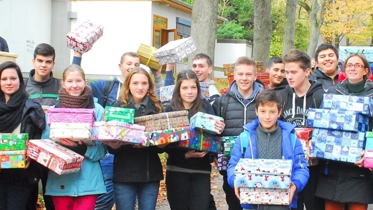 Geschenke zaubern ein Lächeln in die Gesichter der Kinder