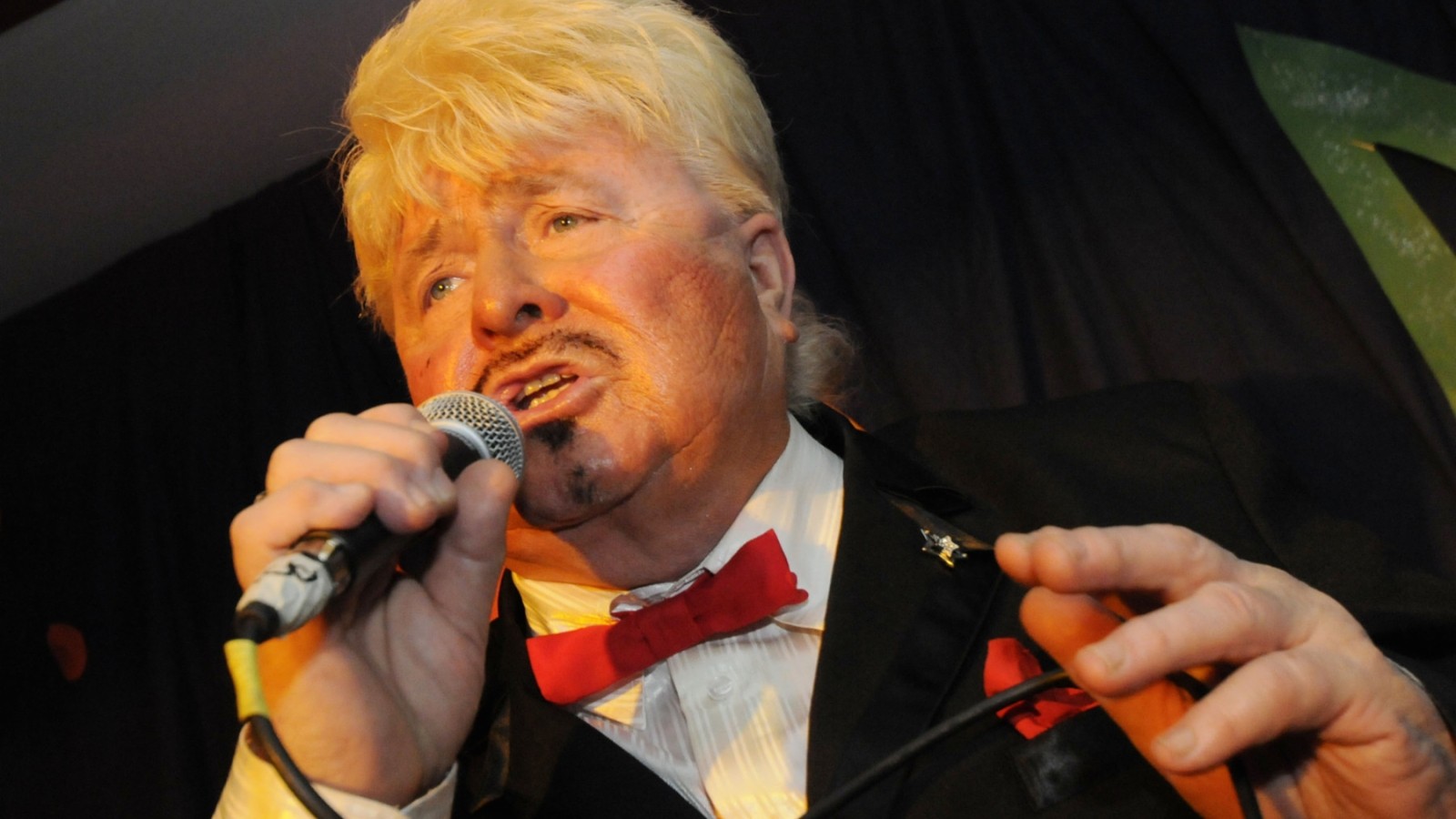 "Schlagergott" René Pascal präsentiert sein neues Album