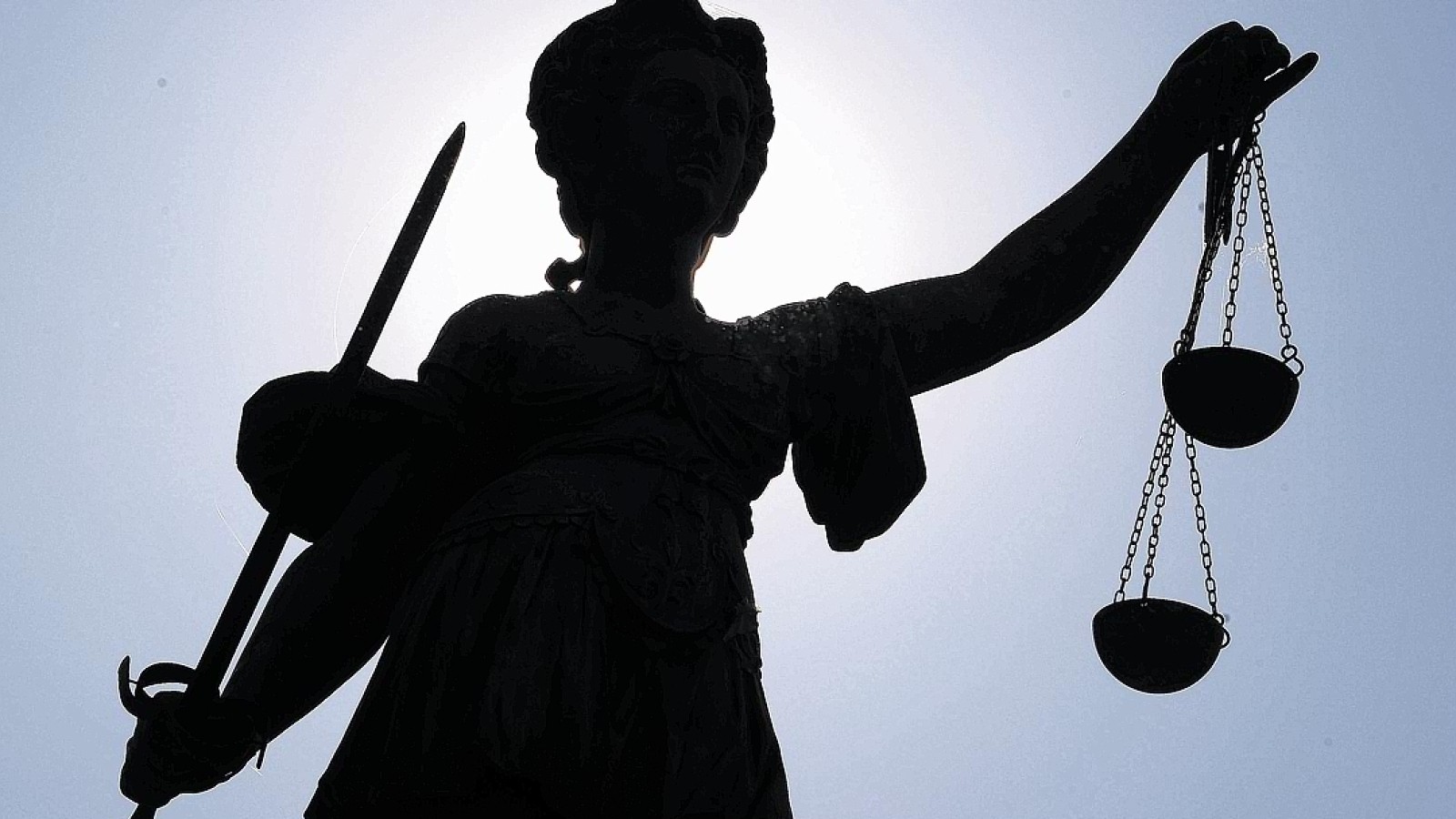 Handschellen klicken im Gericht