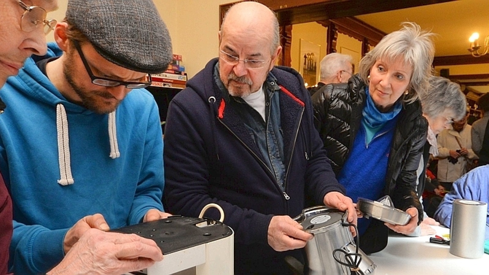 Wegwerfen? Denkste! Bastler helfen im Repair-Café