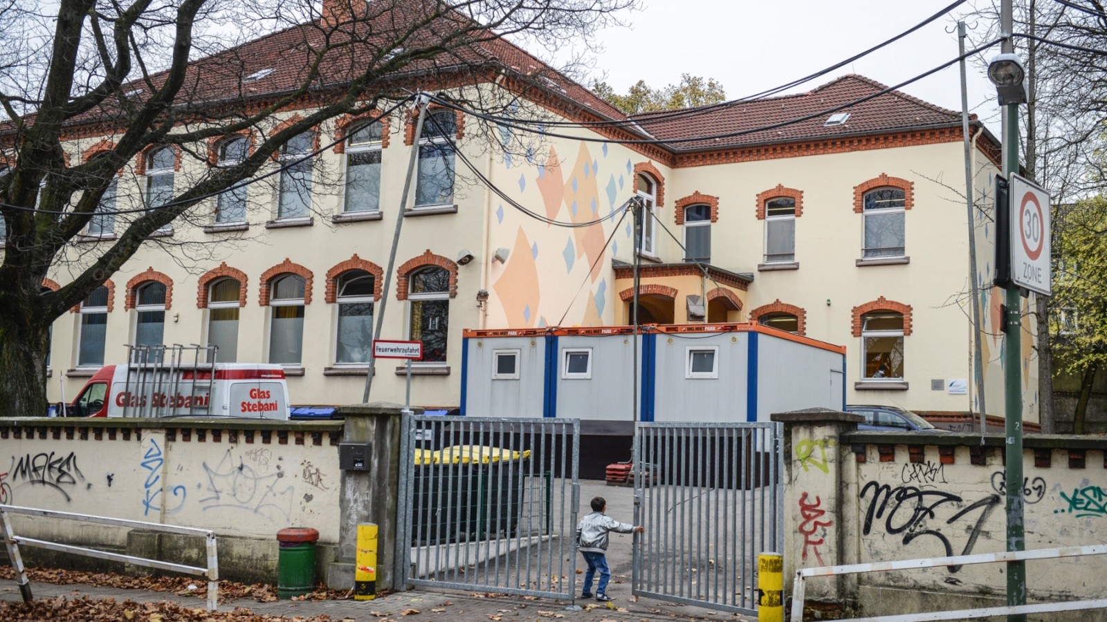 Staatsschutz Ermittelt Nach Angriff Auf Asylbewerberheim