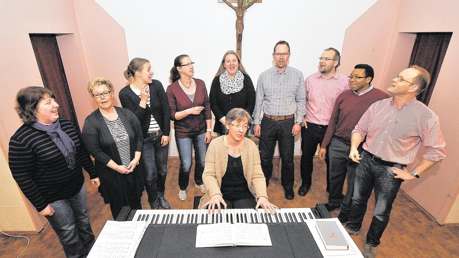 Chor ohne Namen animiert die Gemeinde zum Singen