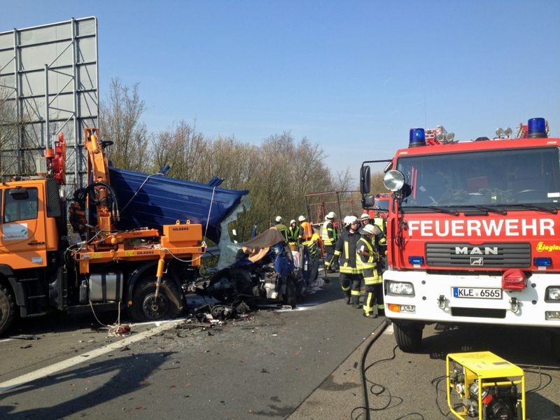 Schwerer Unfall auf der A57 bei Goch mit einem Todesopfer