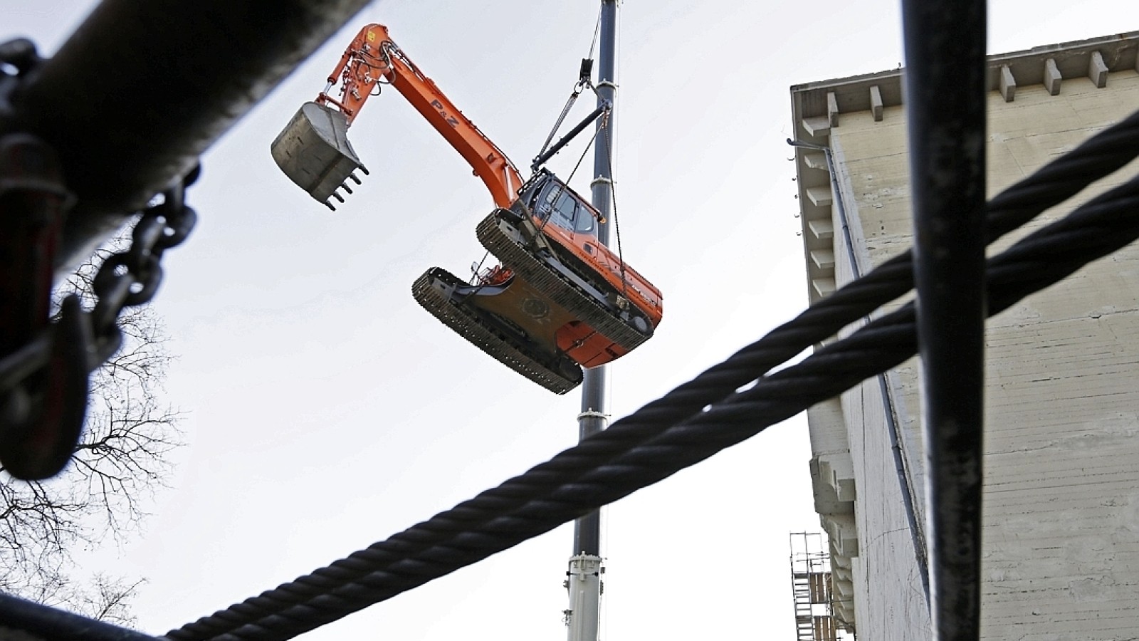 Bagger trägt in 28 Metern Höhe das Dach eines Oberhausener Bunkers ab
