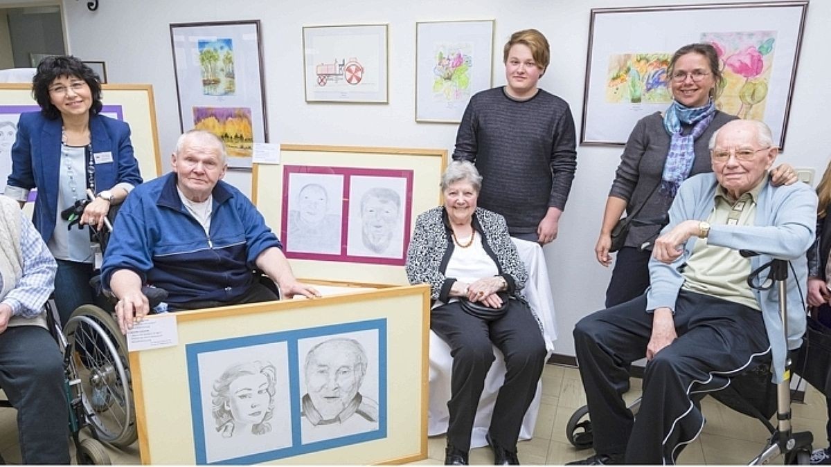 Senioren und Schüler stellen gemeinsam ihre Kunstwerke aus