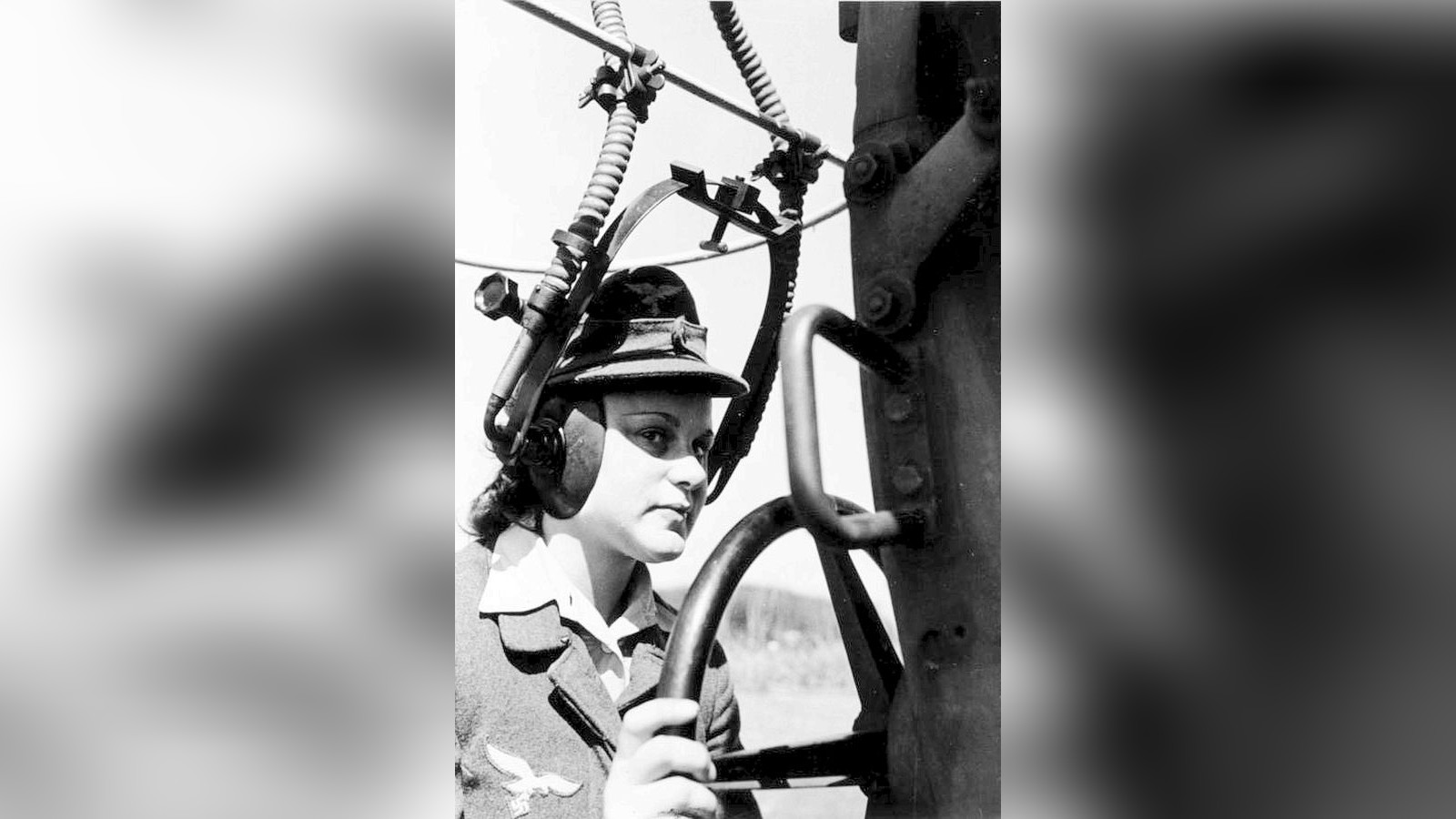 Flakhelferin im Bombenhagel