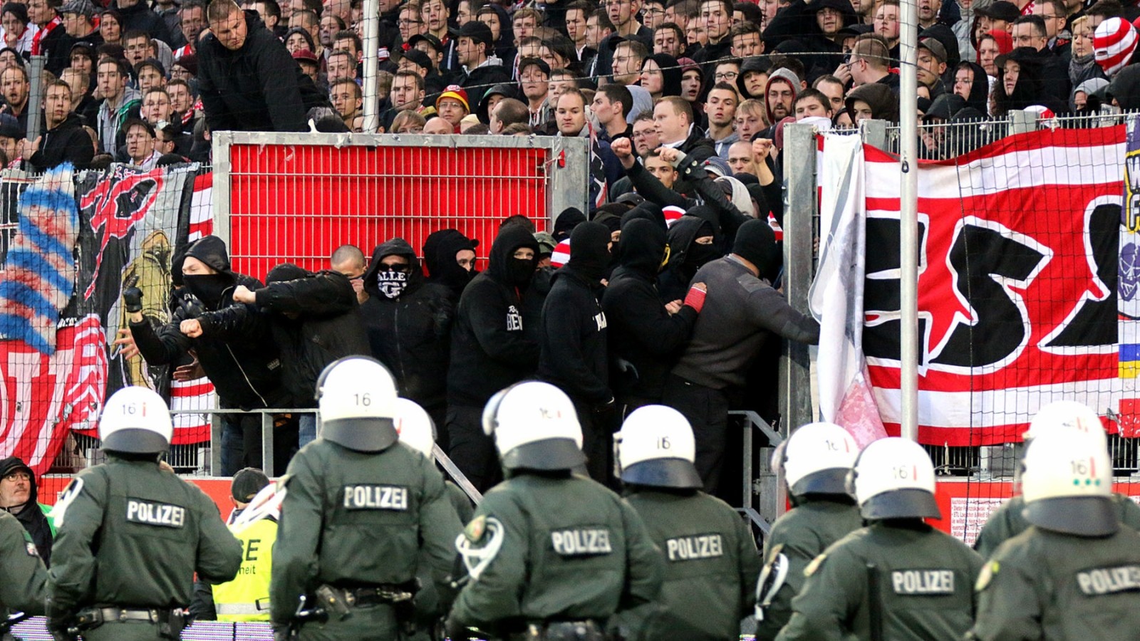 Hooligan soll Tor für Randalierer bei Derby geöffnet haben