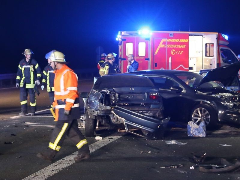 Mehrere Wagen Krachen Auf A1 Ineinander Fünf Verletzte