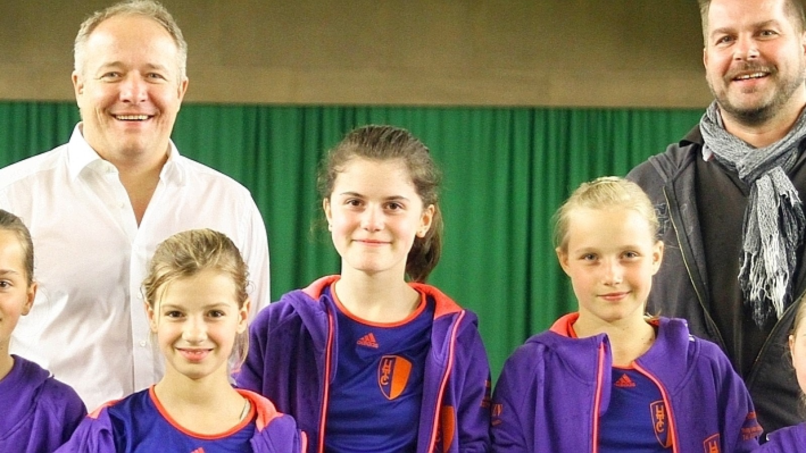 Neues Outfit für junge TC-Mädels Dachdeckermeister Roy van der Lingen ...