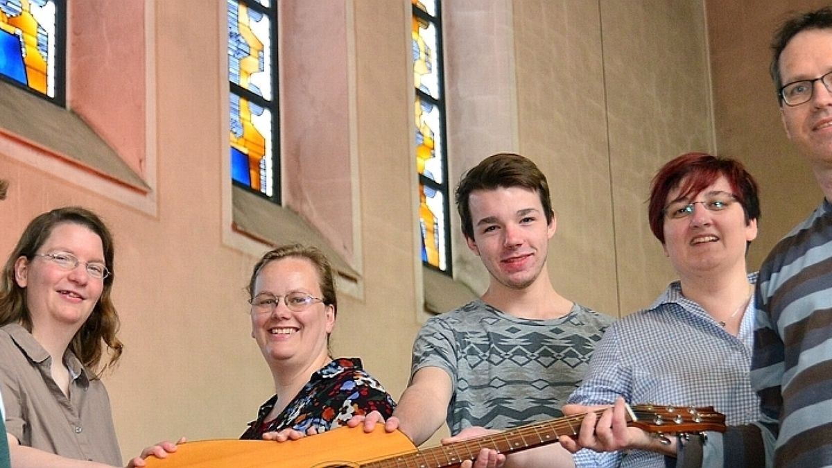 Am Pfingstsonntag sind junge Christen Feuer und Flamme