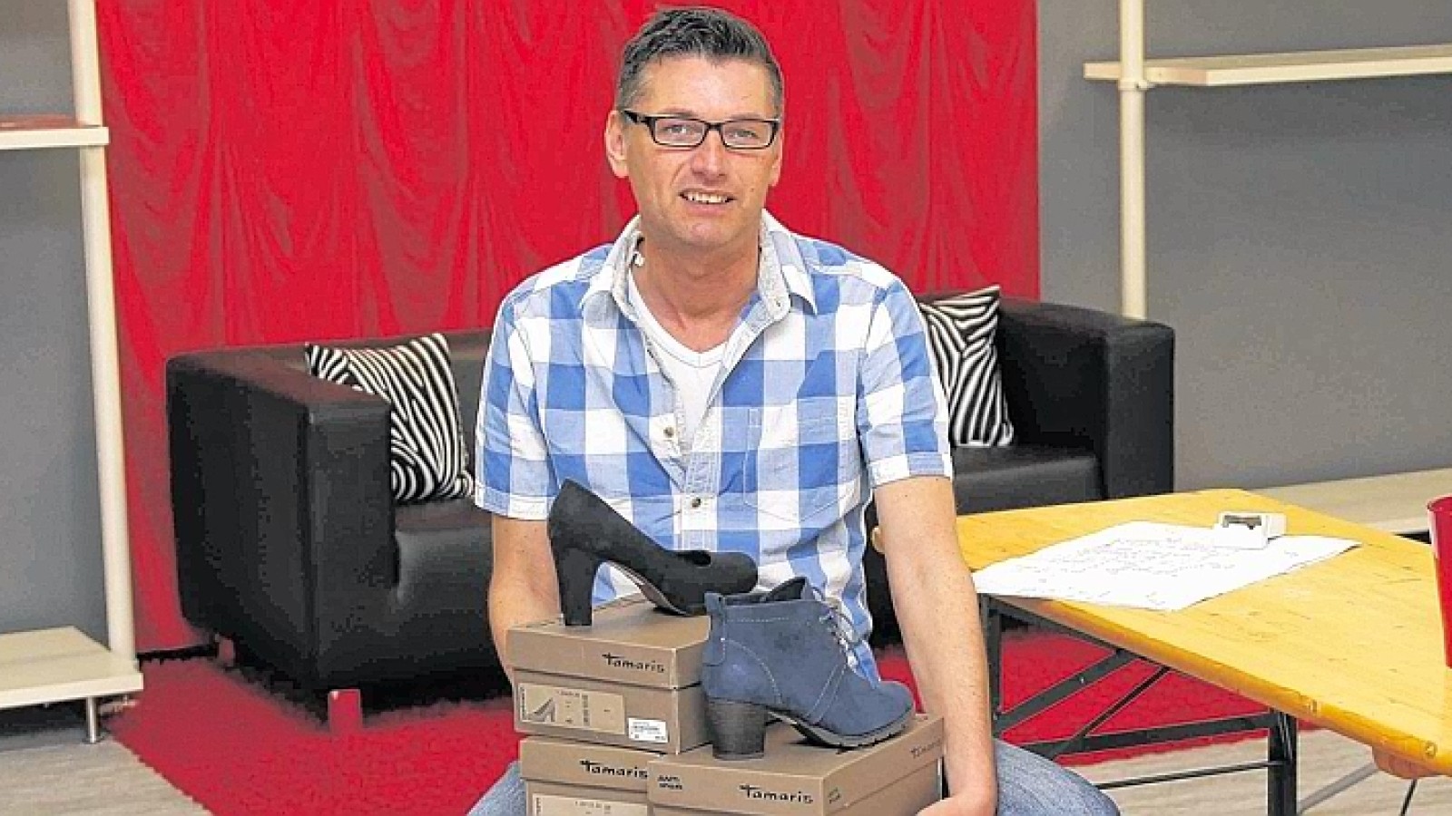 Olaf Maier schleppt in Neviges Kisten für König Kunde