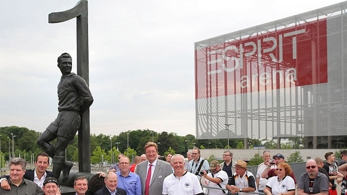 Fortuna Düsseldorf enthüllt Denkmal für Toni Turek
